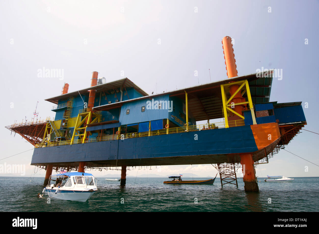 Oil rig and boats hi-res stock photography and images - Alamy