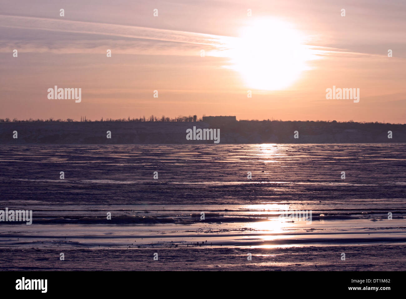Riverside ice hi-res stock photography and images - Alamy