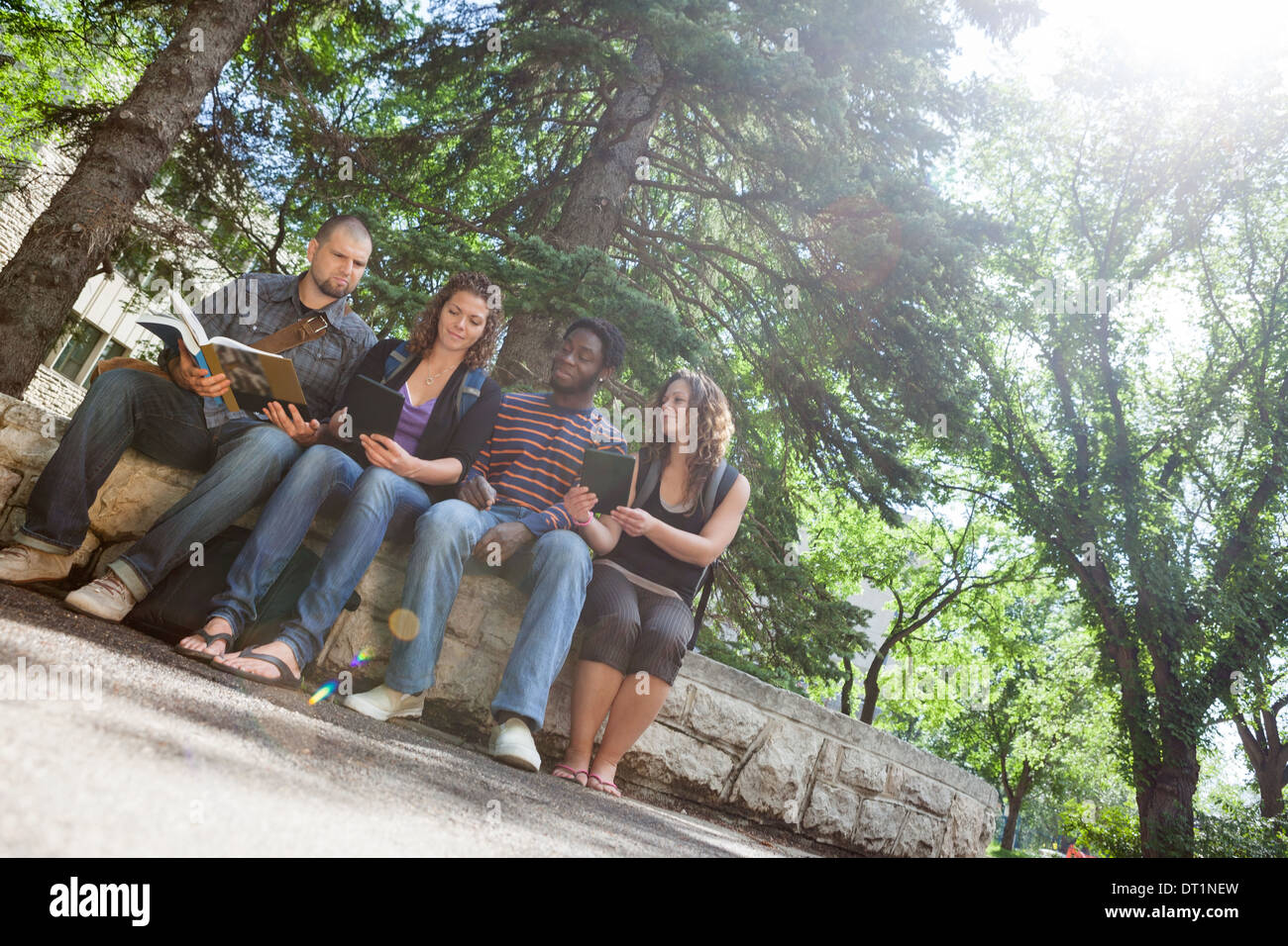 University students sitting on parapet hi-res stock photography and images - Alamy