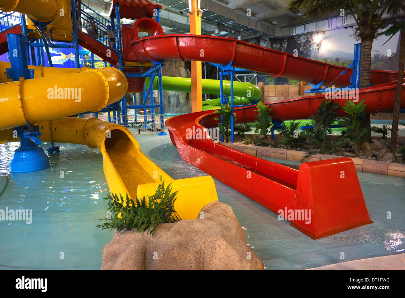 Indoor splash pool water park hi-res stock photography and images - Alamy