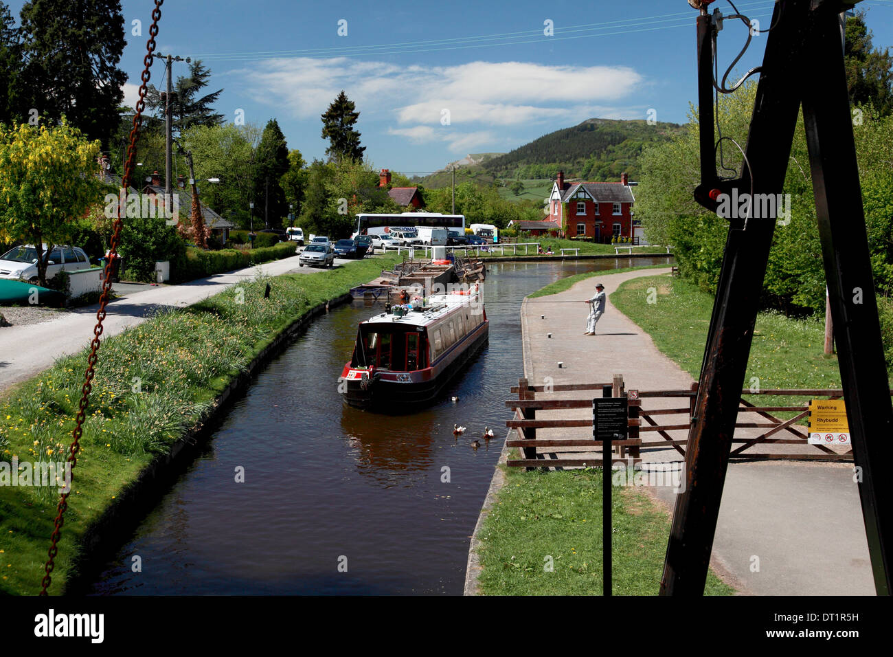 Froncysyllte Lift Bridge on the Llangollen Canal looking west down the ...