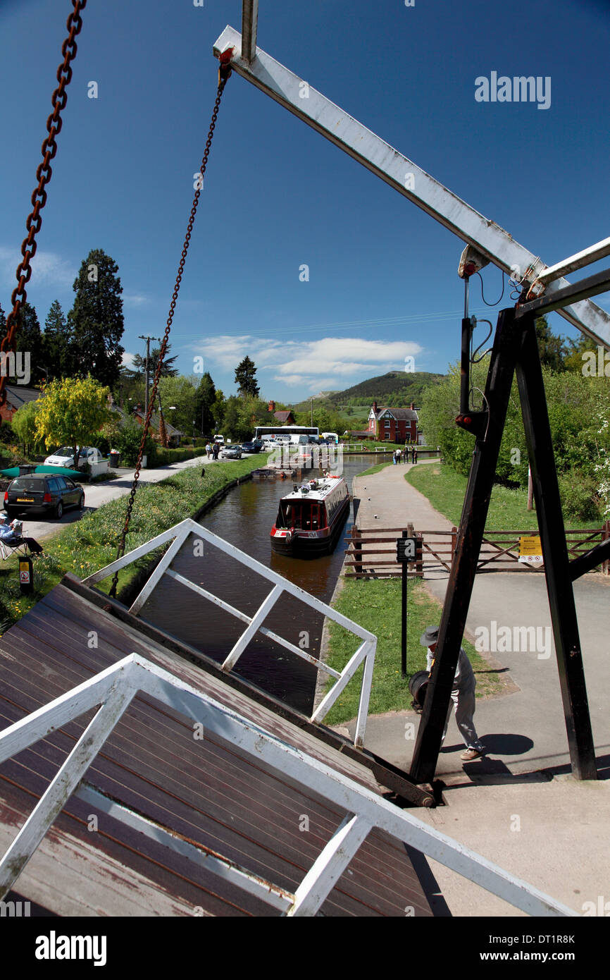 Froncysyllte Lift Bridge on the Llangollen Canal looking west down the ...