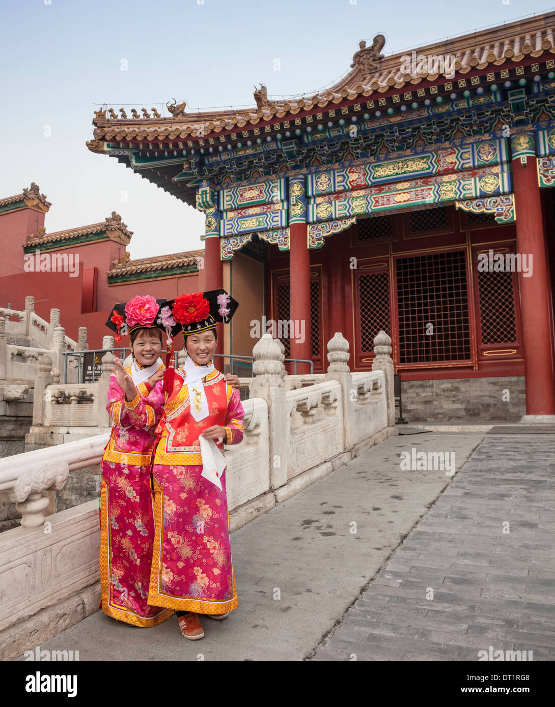 Chinese wedding couple in traditional hi-res stock photography and ...