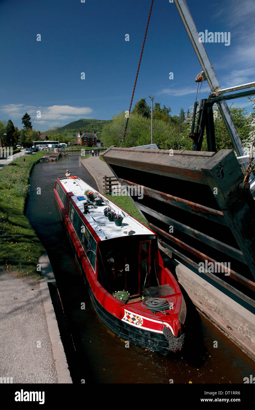 Froncysyllte Lift Bridge on the Llangollen Canal looking west down the ...