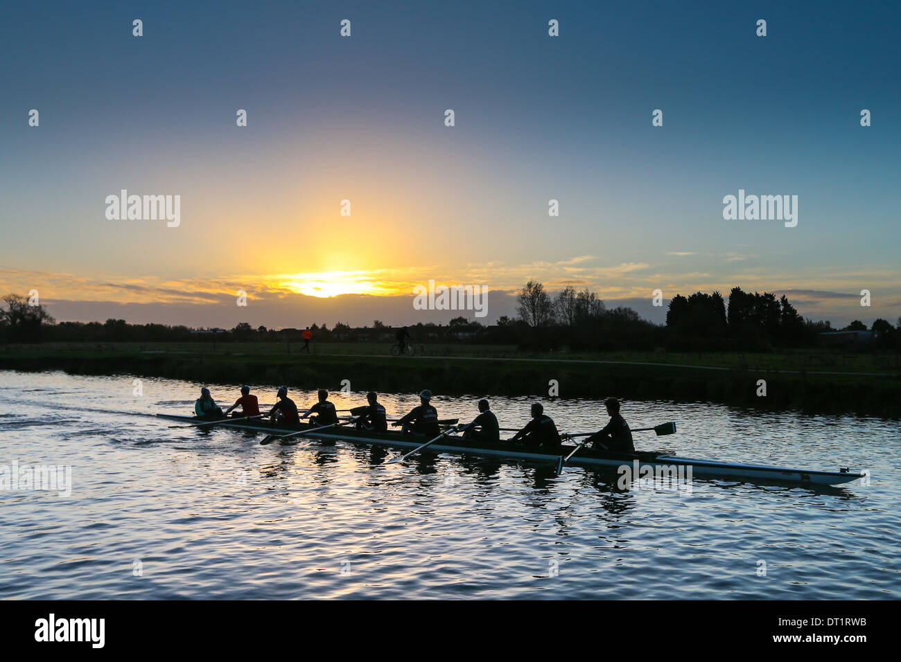 CAMBRIDGE UNIVERSITY STUDENTS OUT ROWING ON THE RIVER CAM IN CAMBRIDGE ...