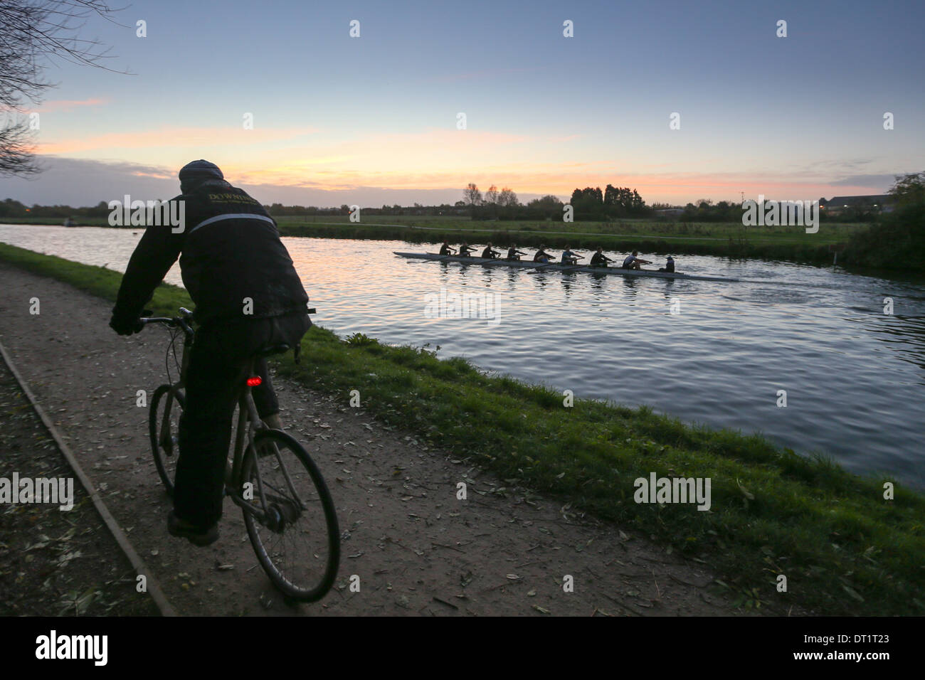 CAMBRIDGE UNIVERSITY STUDENTS OUT ROWING ON THE RIVER CAM IN CAMBRIDGE ...