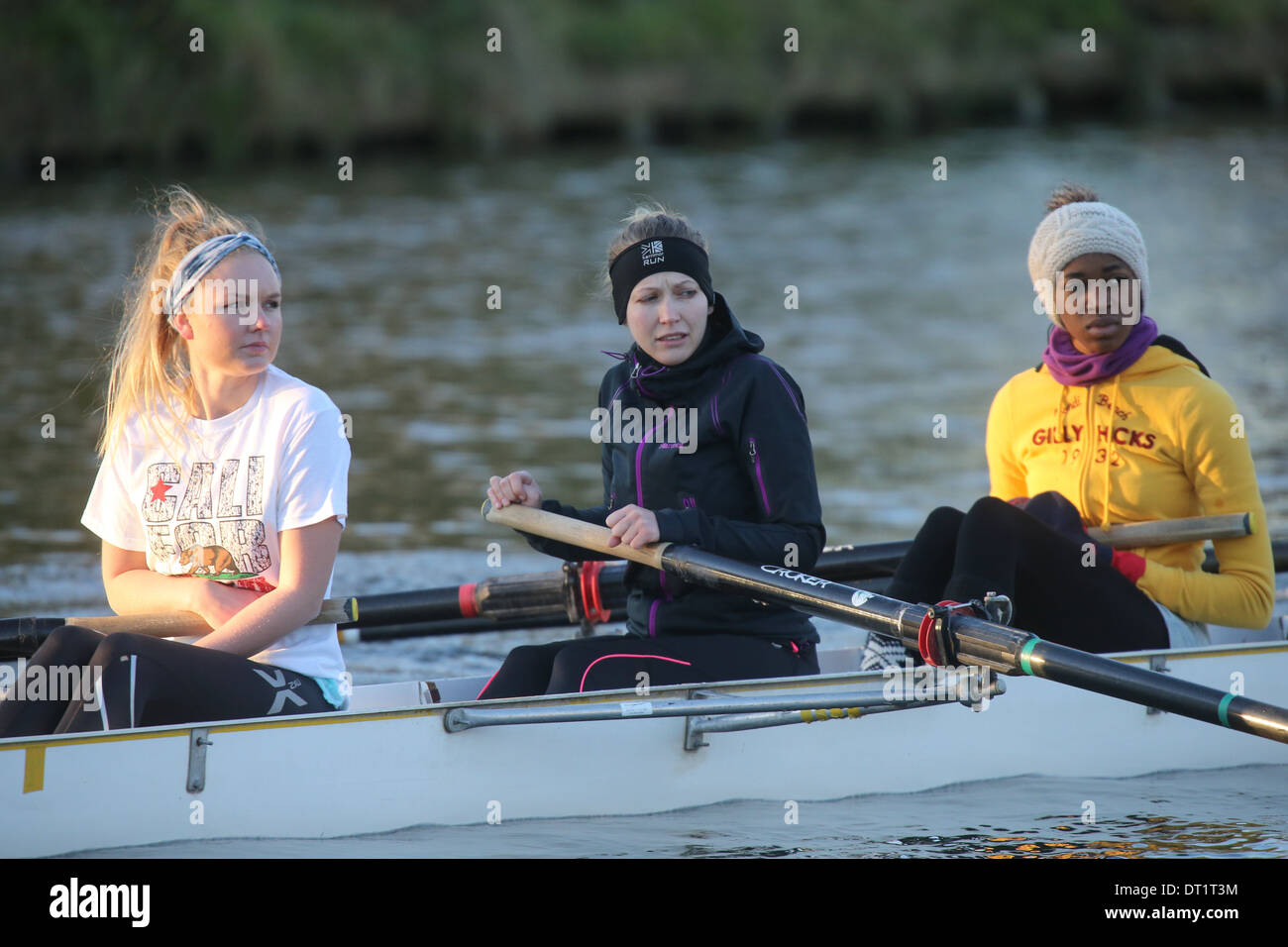 CAMBRIDGE UNIVERSITY STUDENTS OUT ROWING ON THE RIVER CAM IN CAMBRIDGE ...
