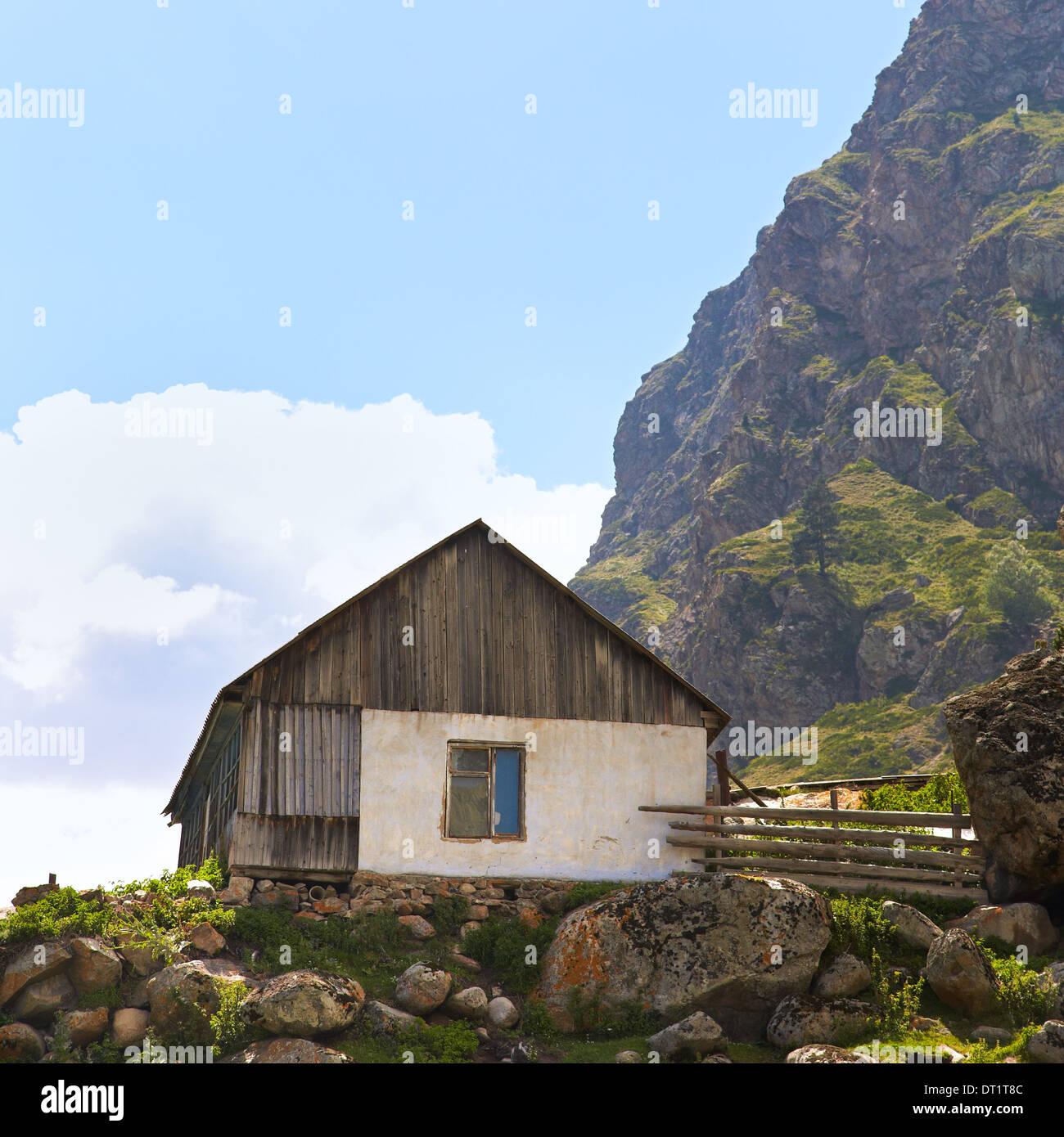 House on top of mountain hi-res stock photography and images - Alamy