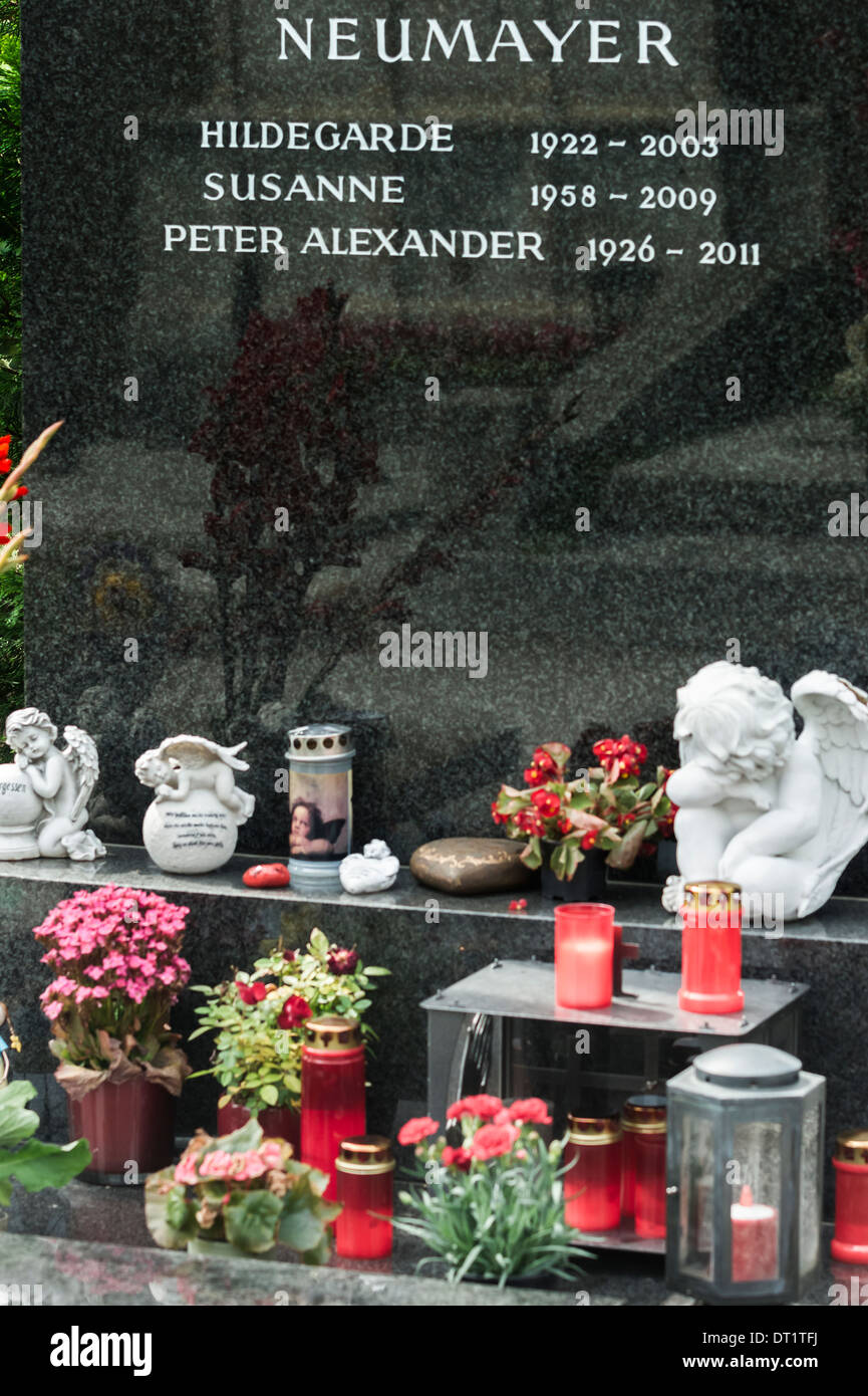 graveside of austrian singer and entertainer peter alexander, grinzing ...