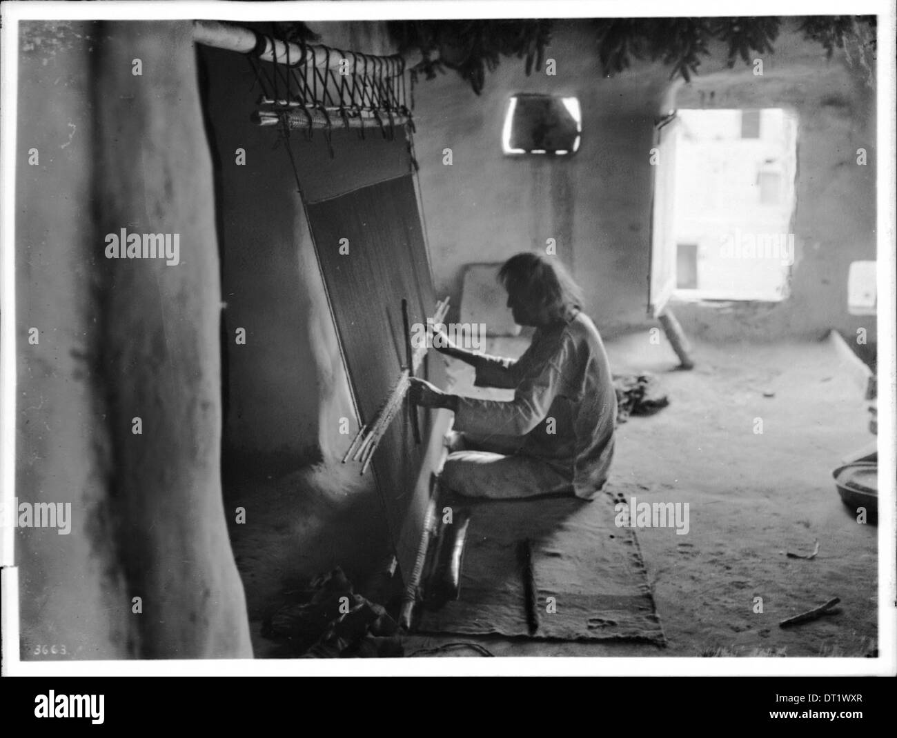 Hopi man weaving a blanket hi-res stock photography and images - Alamy
