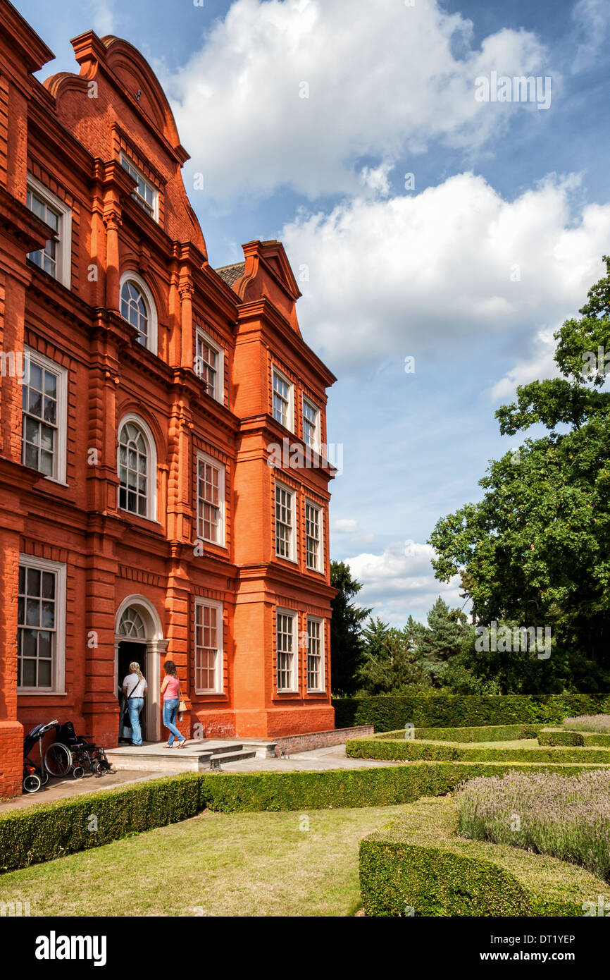 Curved hedges hi-res stock photography and images - Alamy