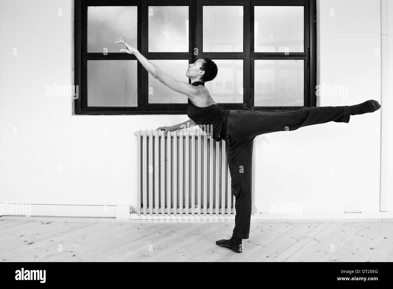 African dancers art Black and White Stock Photos & Images - Alamy