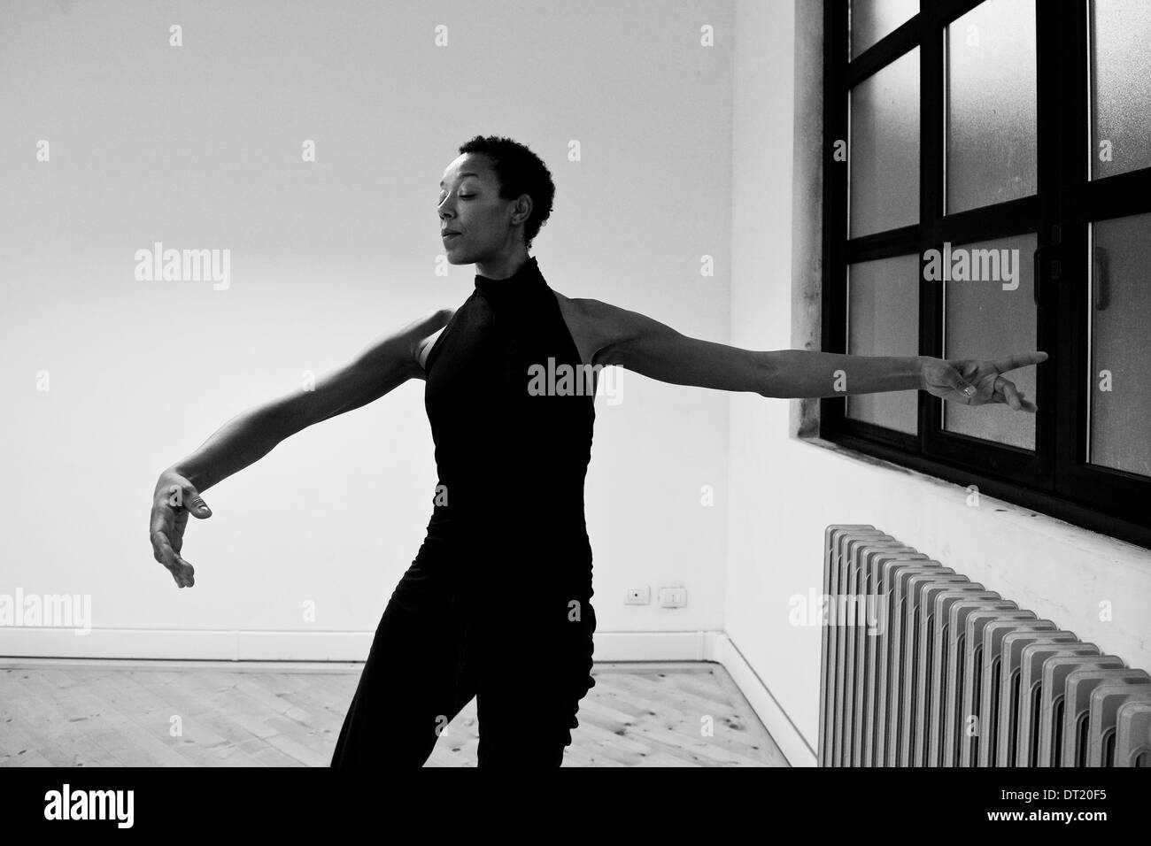 African dancers art Black and White Stock Photos & Images - Alamy