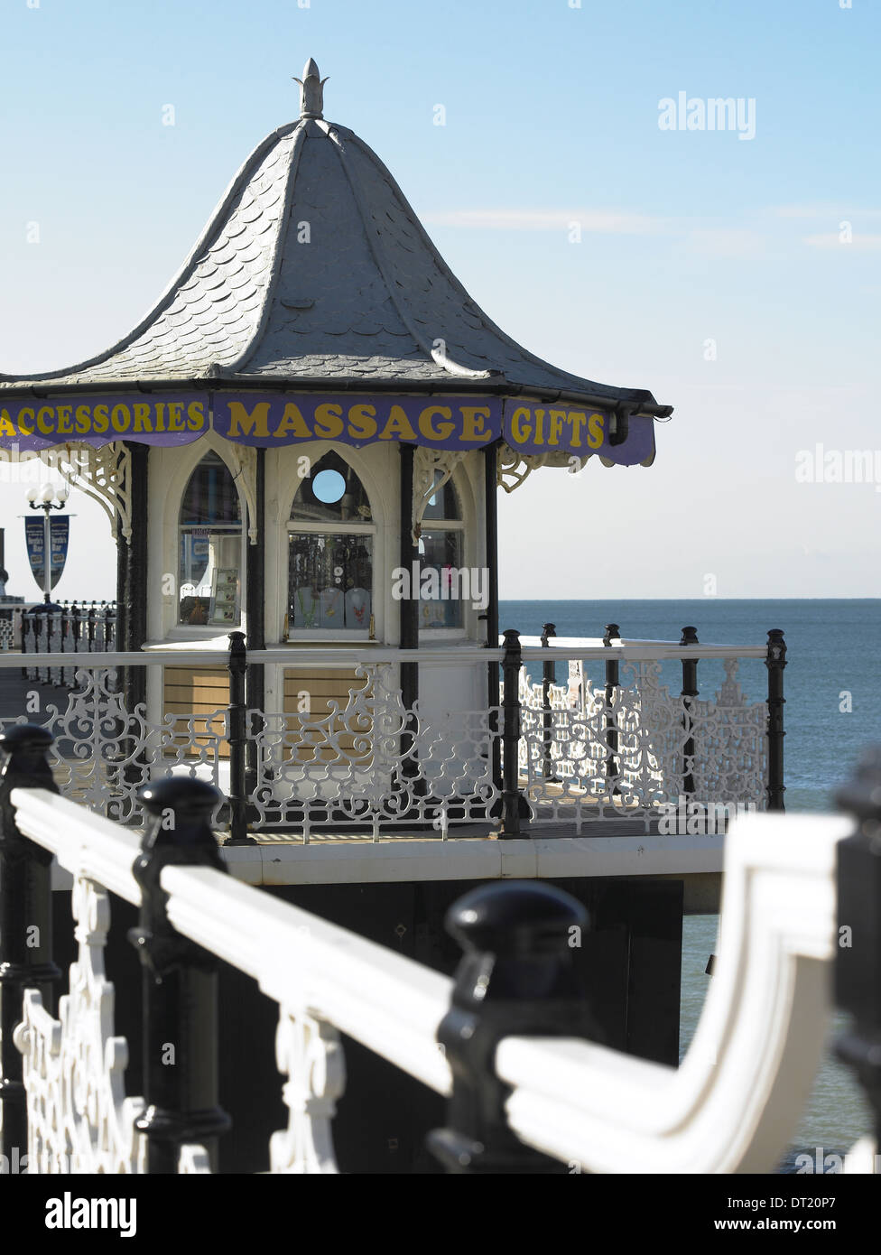 Brighton pier boat promenade beach hi-res stock photography and images ...