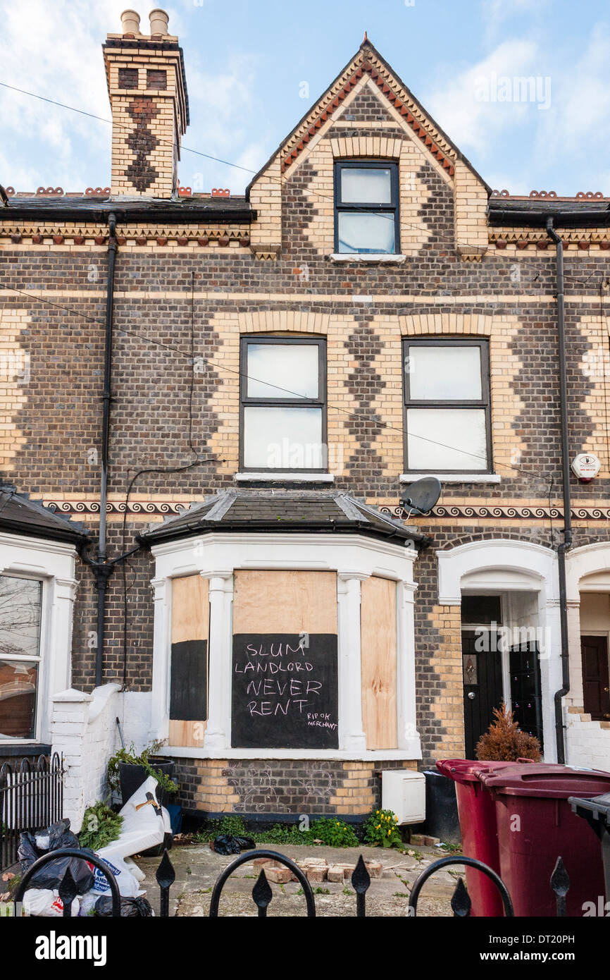 Graffiti left on rented house: "Slum Landlord Never Rent Rip Off ...