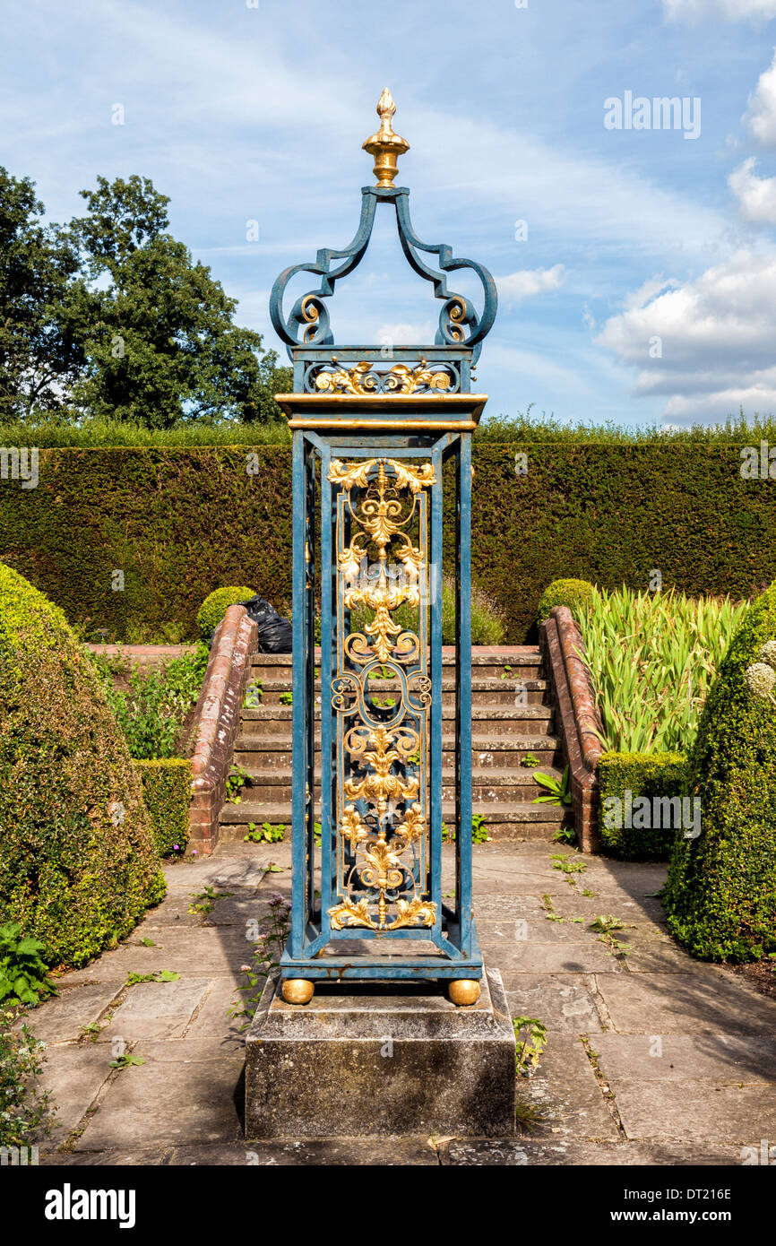 Gold pillar hi-res stock photography and images - Alamy