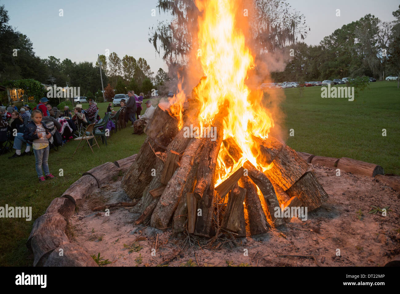 Family around fire at home hi-res stock photography and images - Alamy