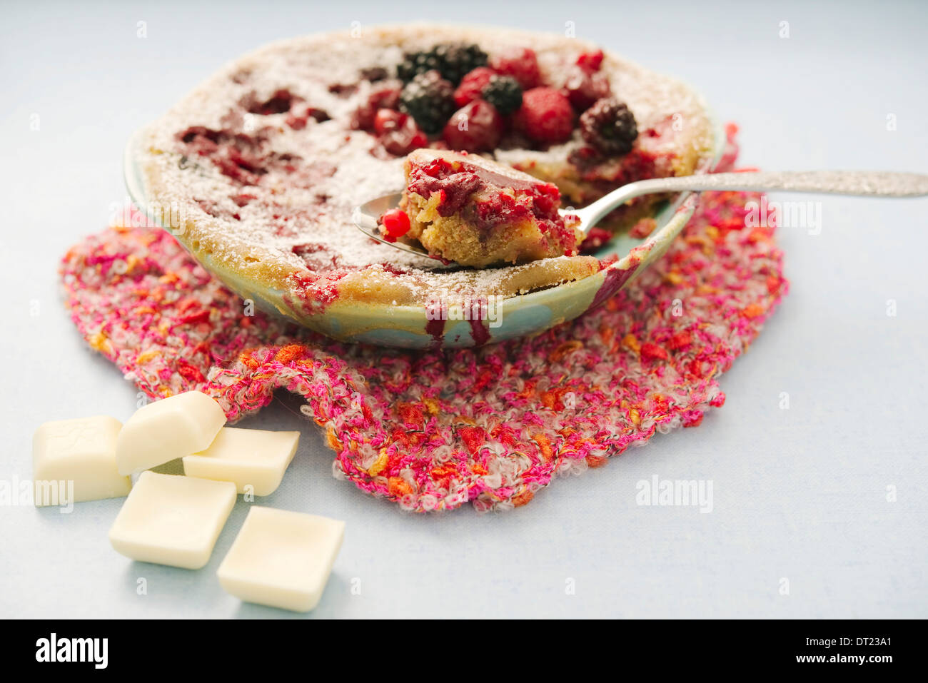 Dessert white chocolate and berries Stock Photo - Alamy