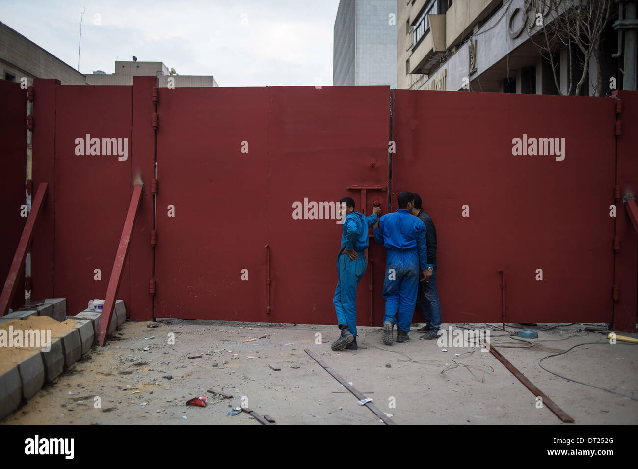 Cairo, Egypt. 6th Feb, 2014. Workers install a metal seperation barrier ...
