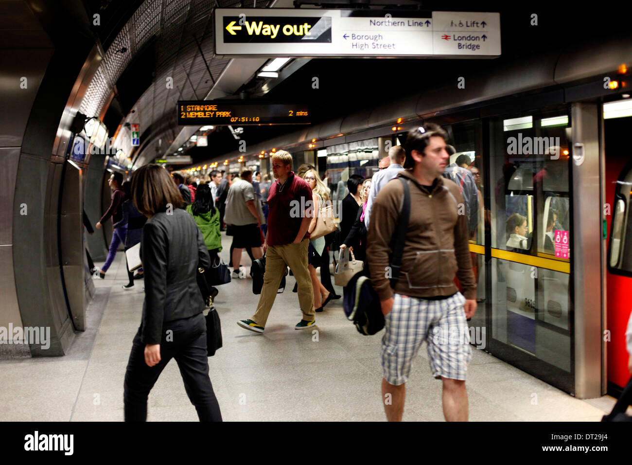 Jubilee line platform london bridge hi-res stock photography and images ...