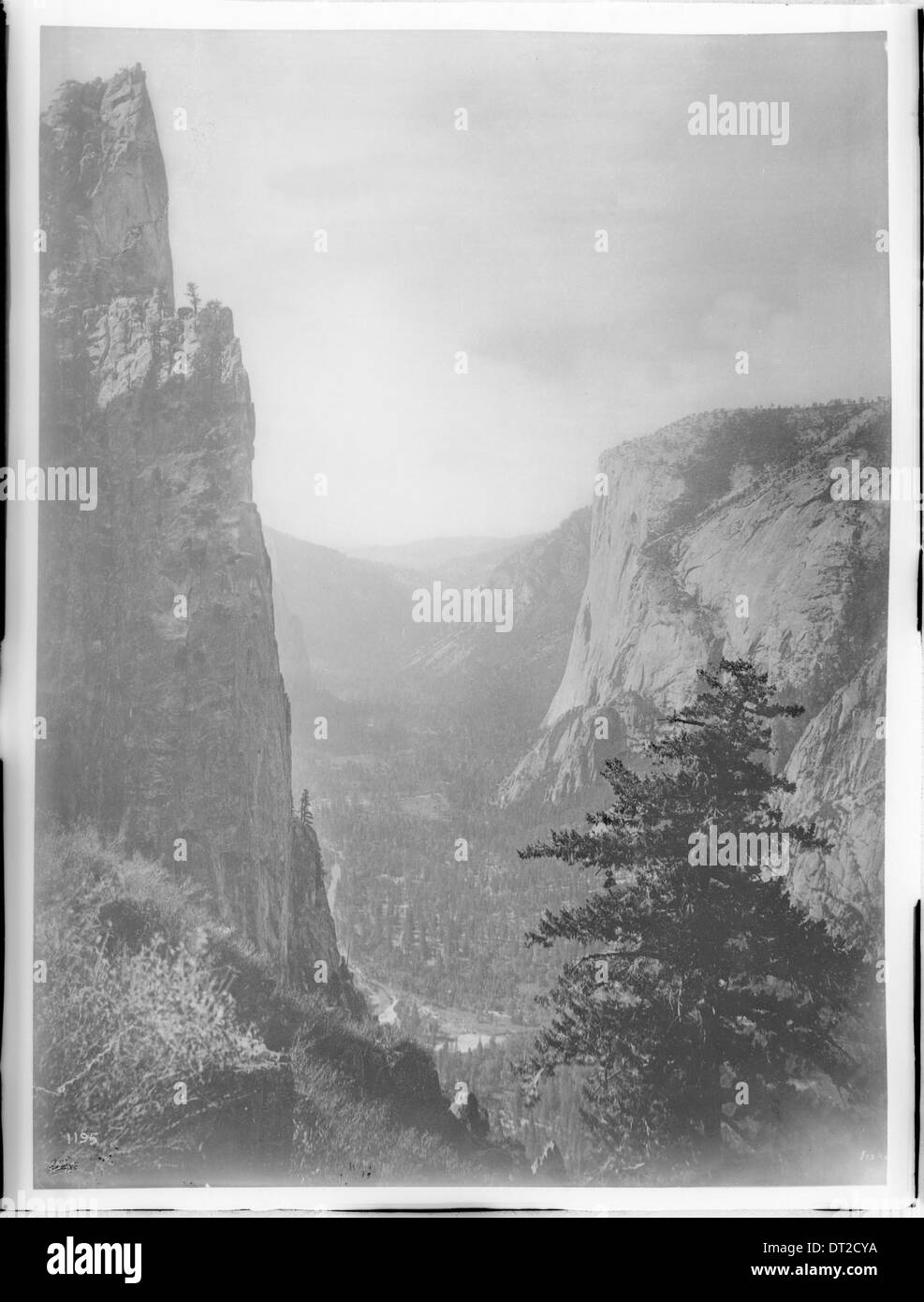 A scenic view from Lookout Point, showing El Capitan in Yosemite ...