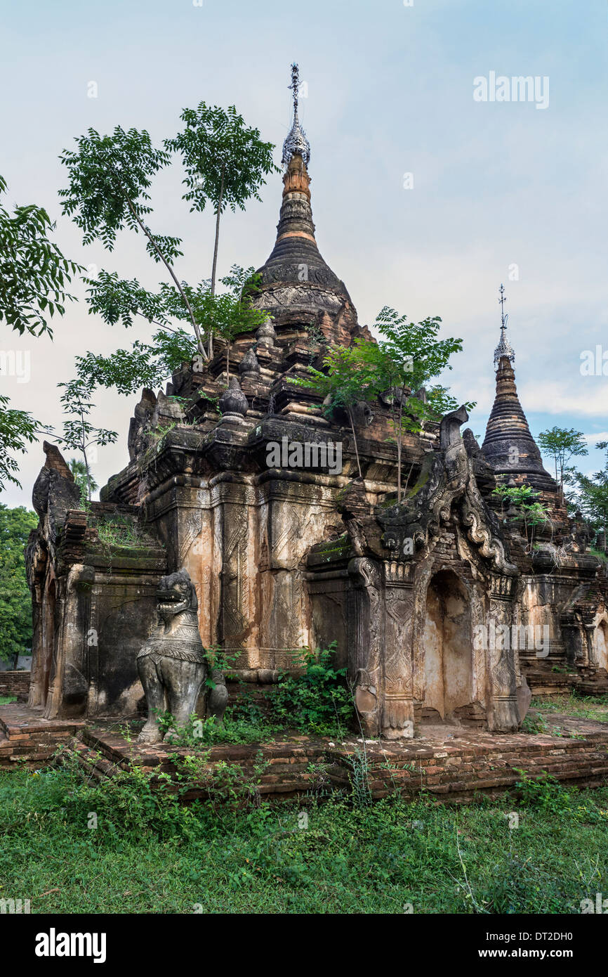 Overgrown statue hi-res stock photography and images - Alamy