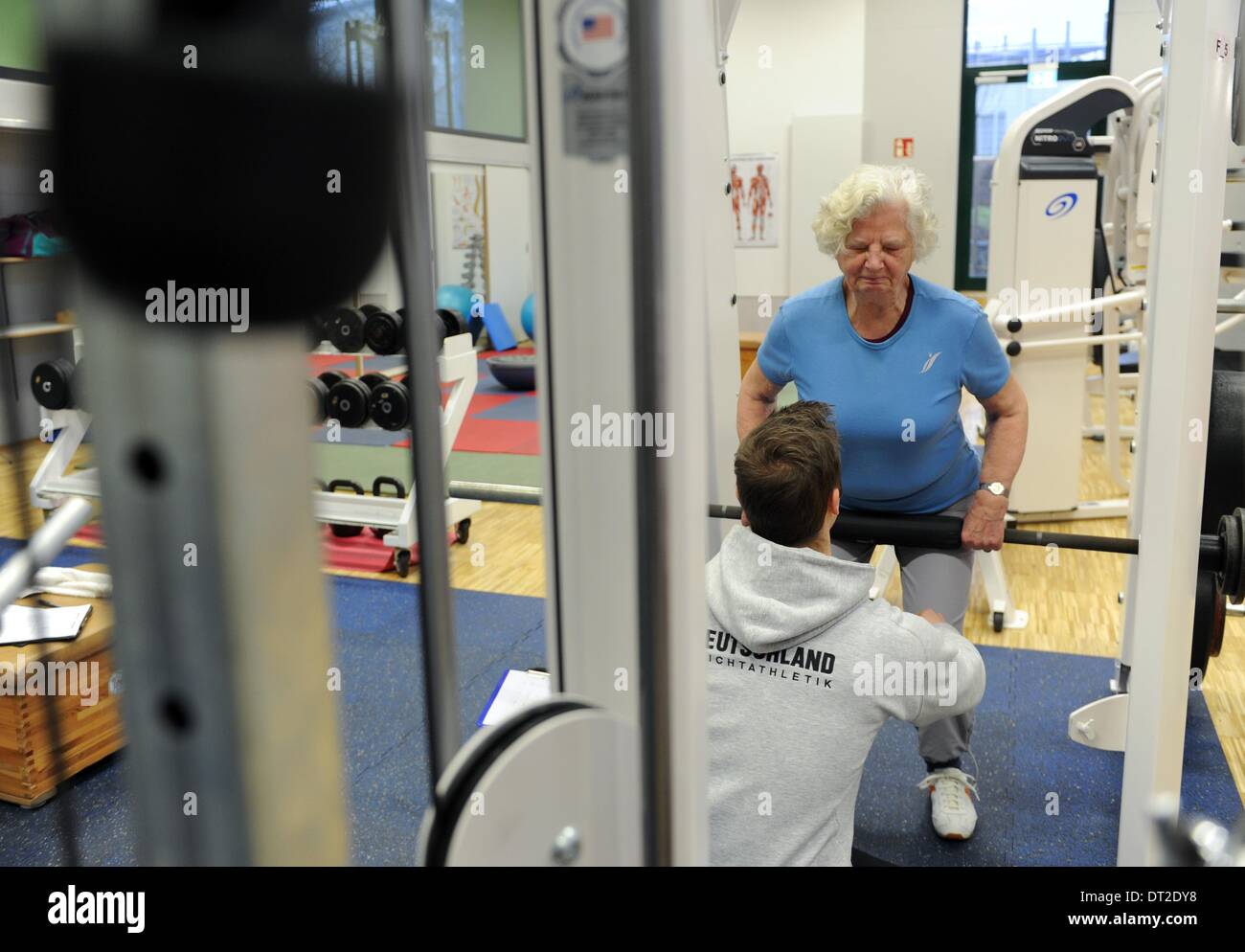 Kassel, Germany. 23rd Jan, 2014. Nils Eckardt (FRONT) observes the knee bends of Renate ...