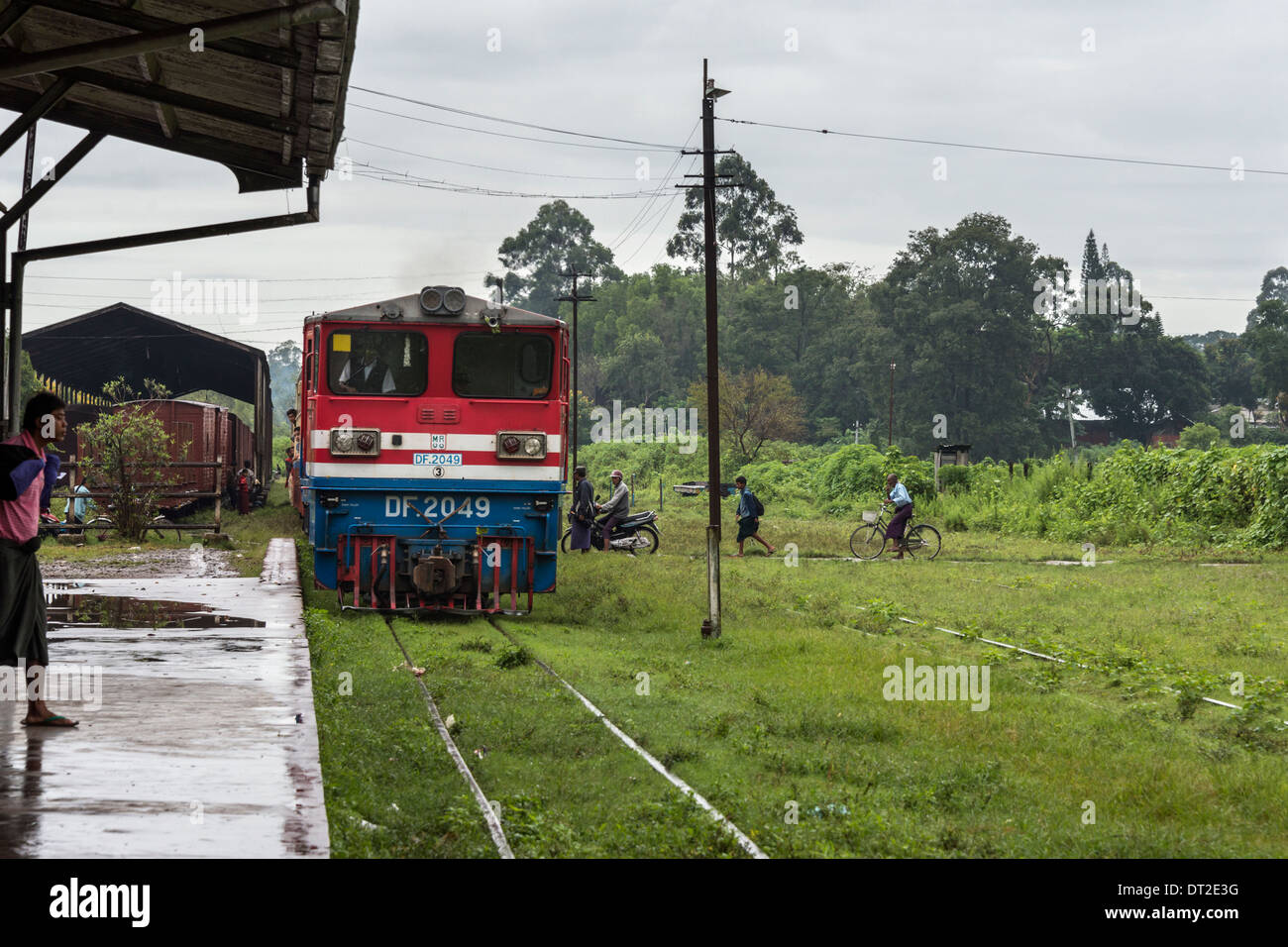 Train arriving at mandalay station hi-res stock photography and images ...