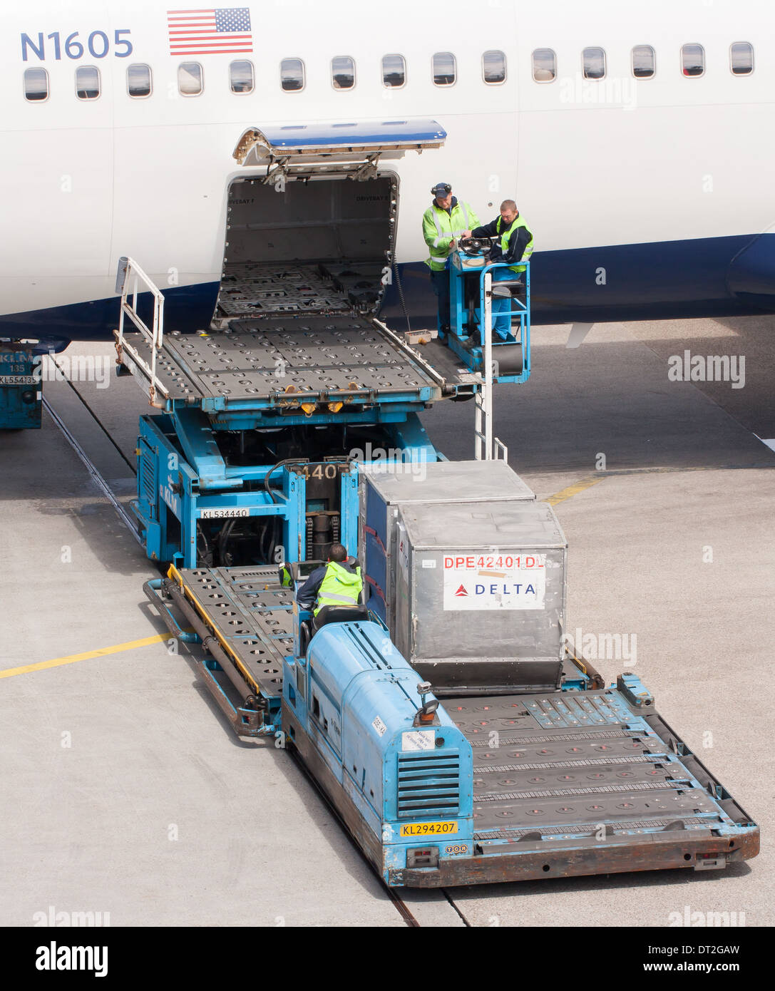 Baggage handling system hi-res stock photography and images - Alamy