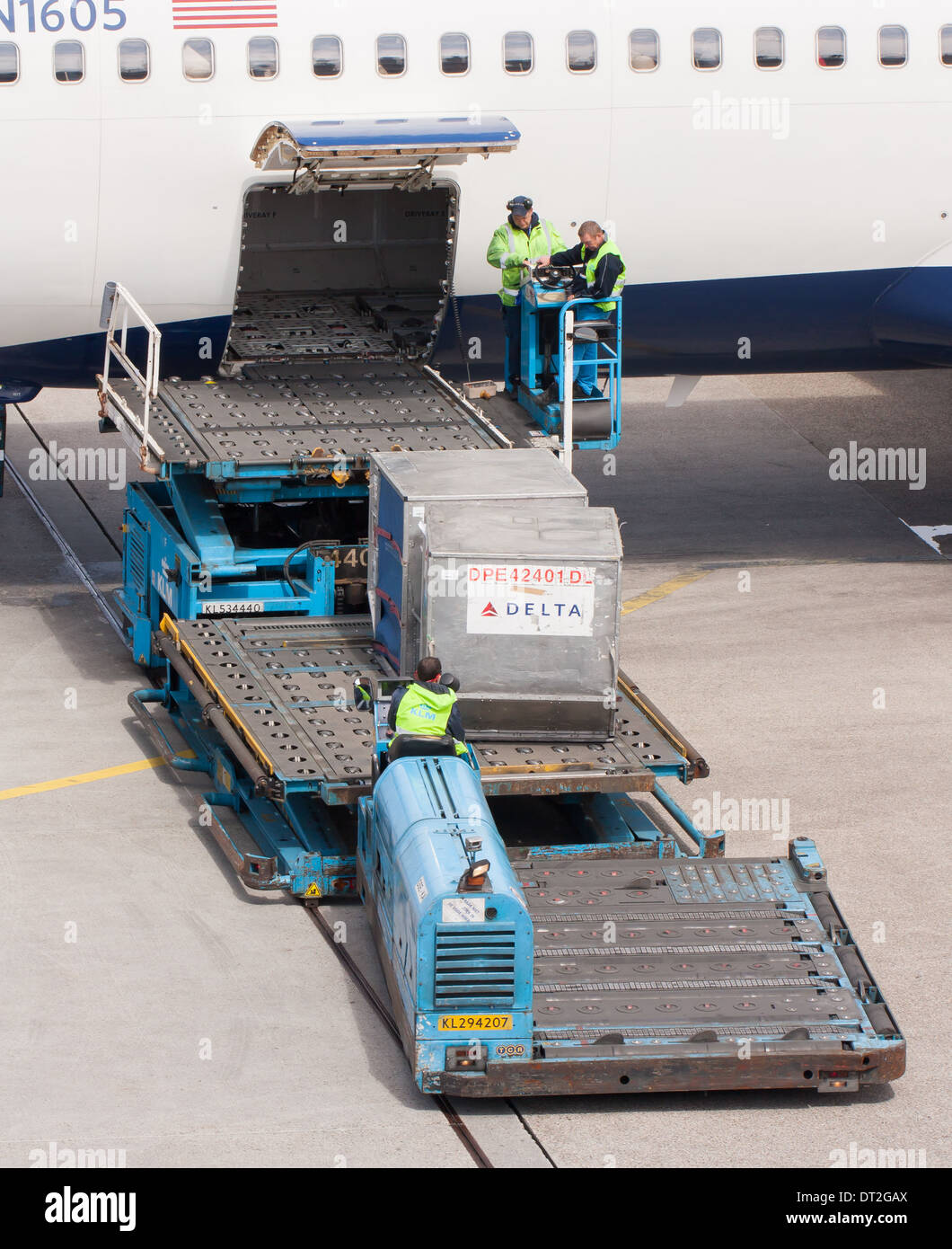 Baggage handling system hi-res stock photography and images - Alamy