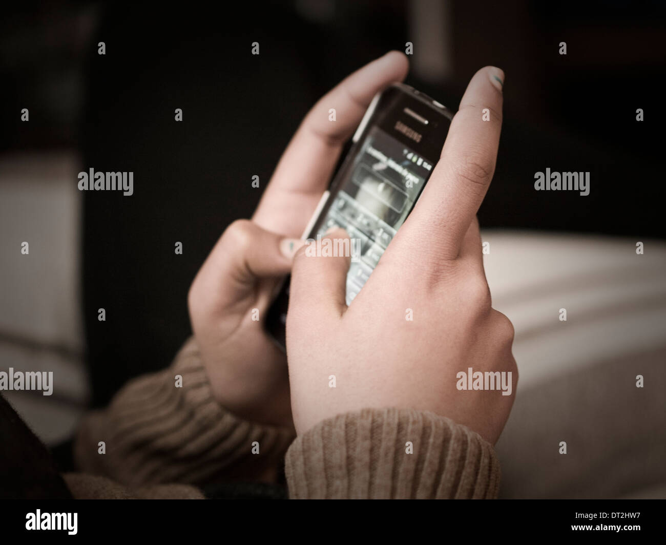 Hands sending a SMS with smartphone Stock Photo - Alamy
