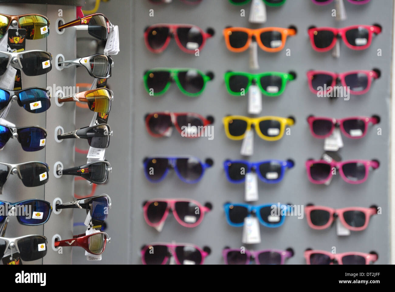 Sunglasses display window hi-res stock photography and images - Alamy