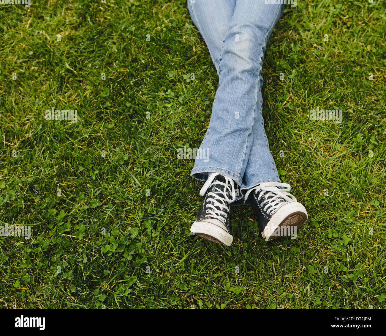 Female legs crossed hi-res stock photography and images - Alamy