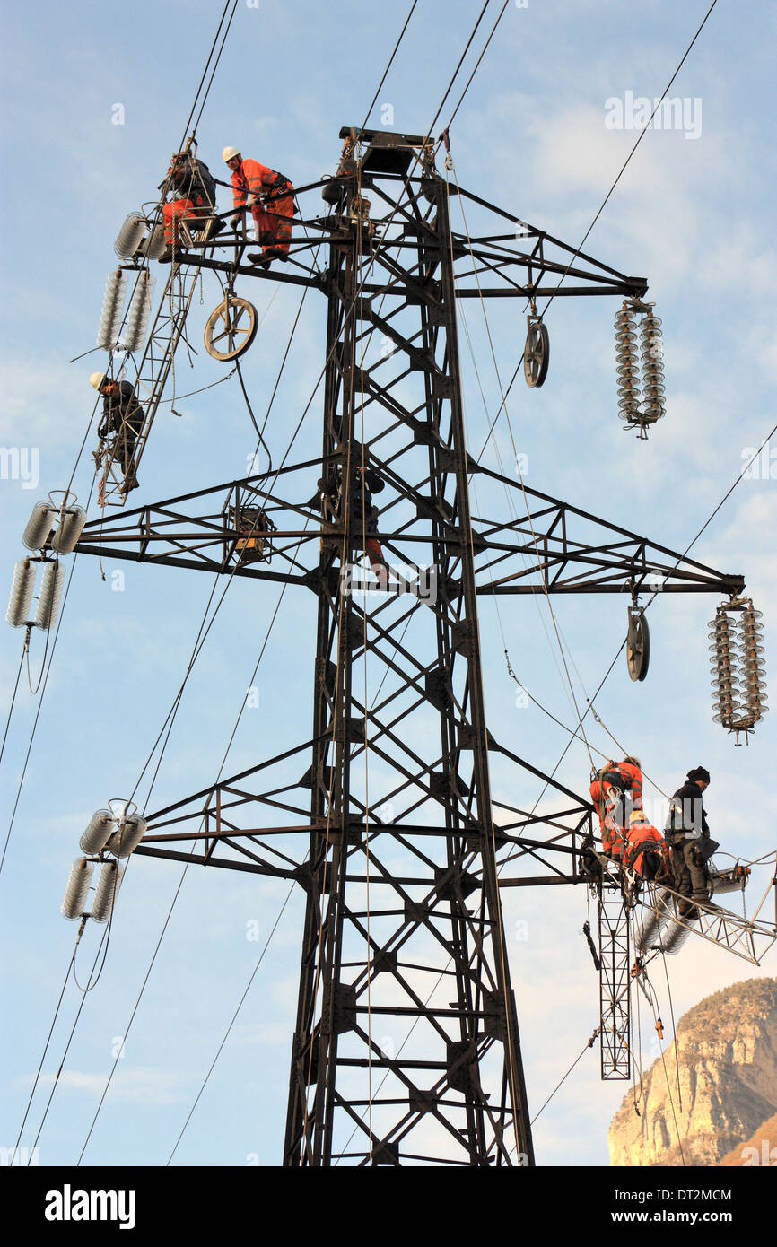 Power line workers hi-res stock photography and images - Alamy