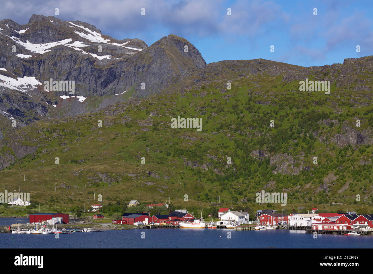 Traditional norwegian fishing village with red buildings on Lofoten ...