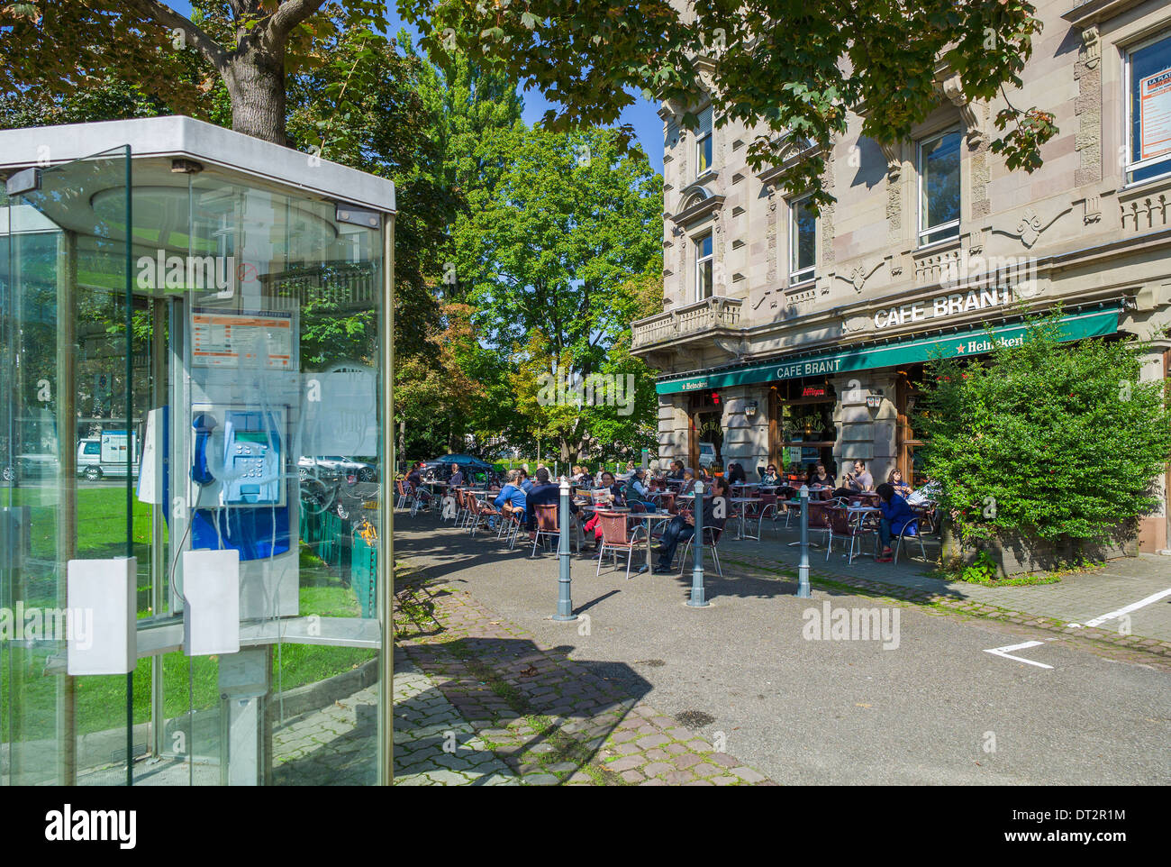 French telephone booth hi-res stock photography and images - Alamy