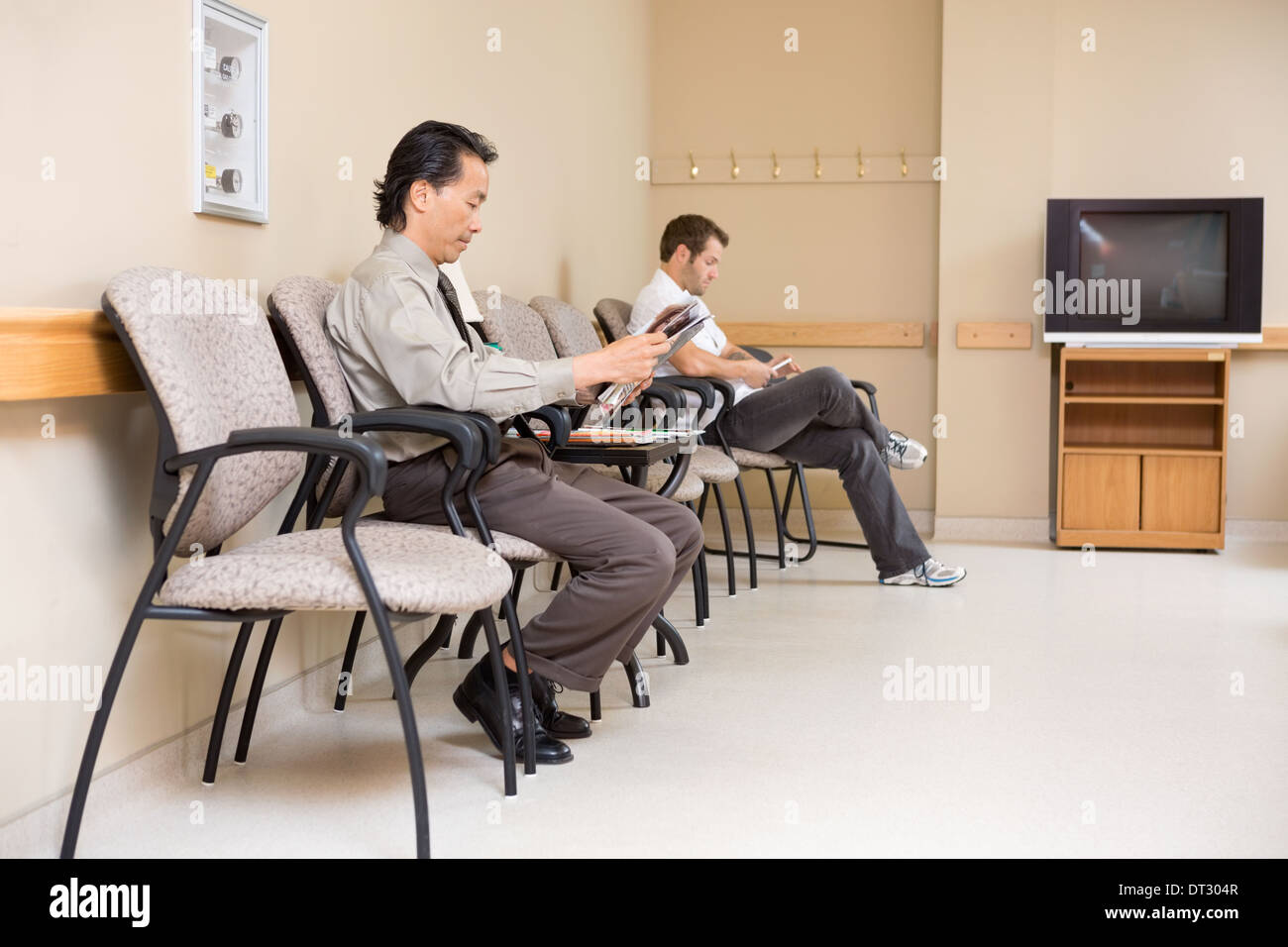 Hospital waiting room people hi-res stock photography and images - Alamy