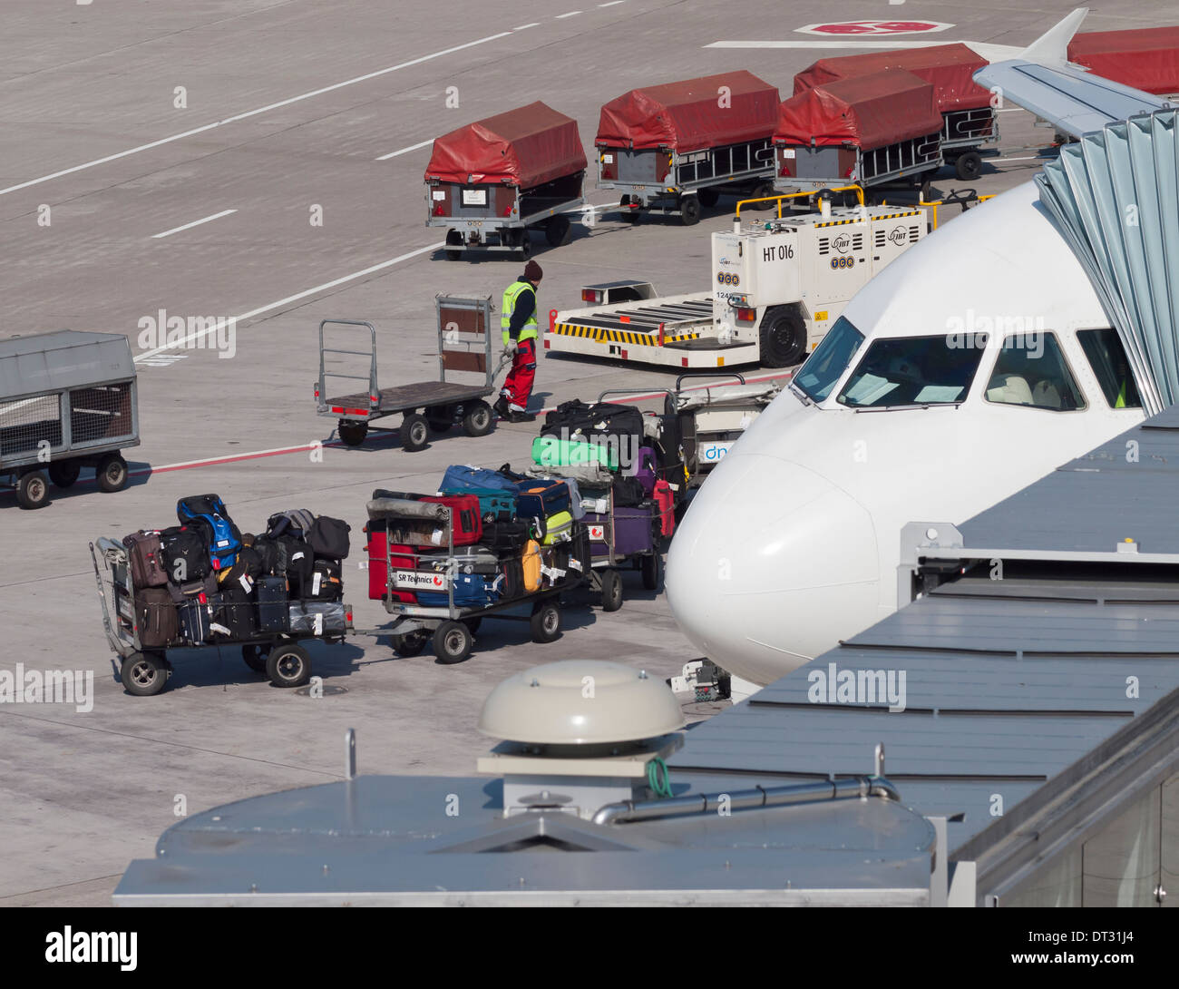Aircraft unloading hi-res stock photography and images - Alamy