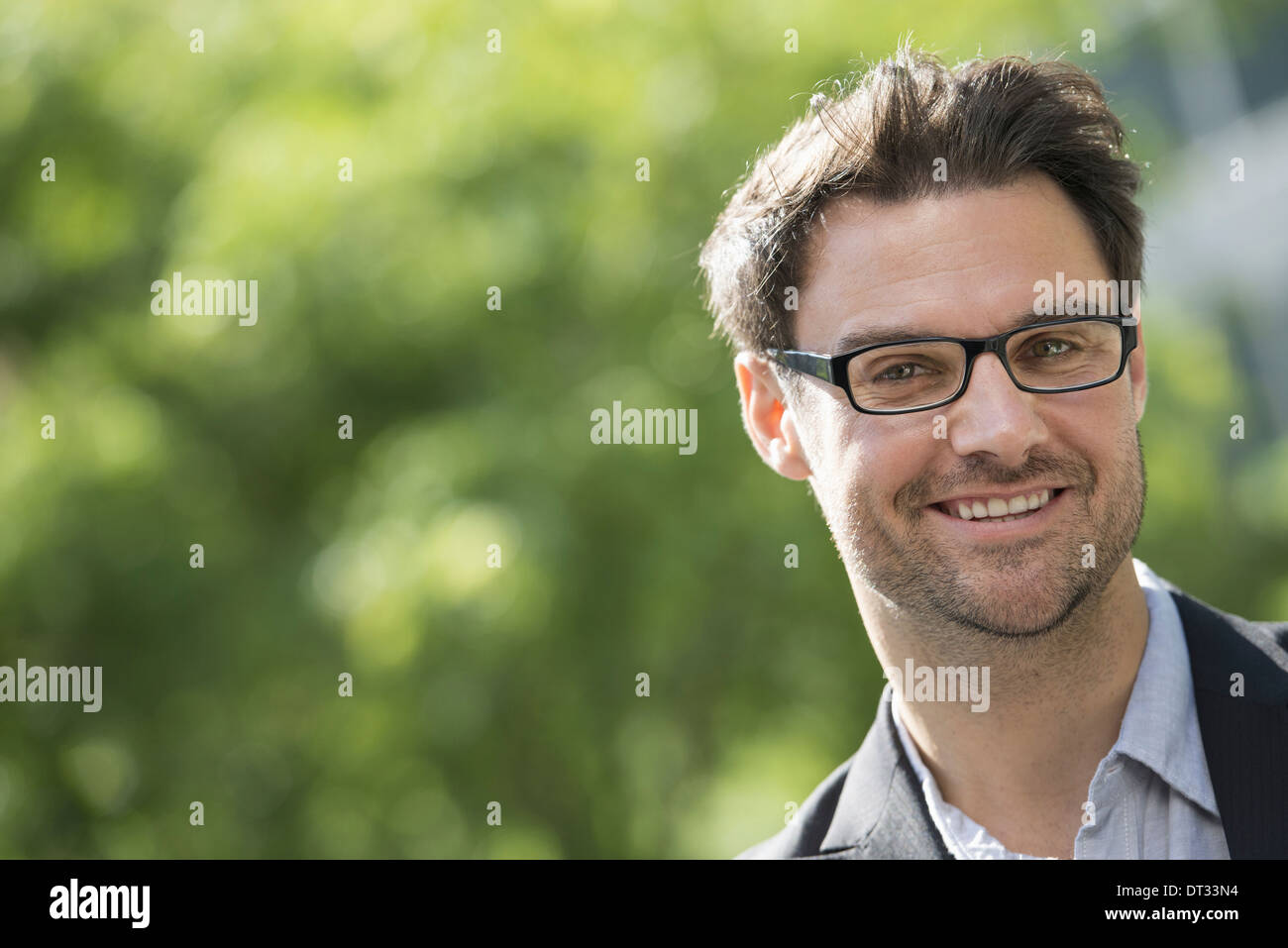 Black man with glasses and a camera hi-res stock photography and images ...