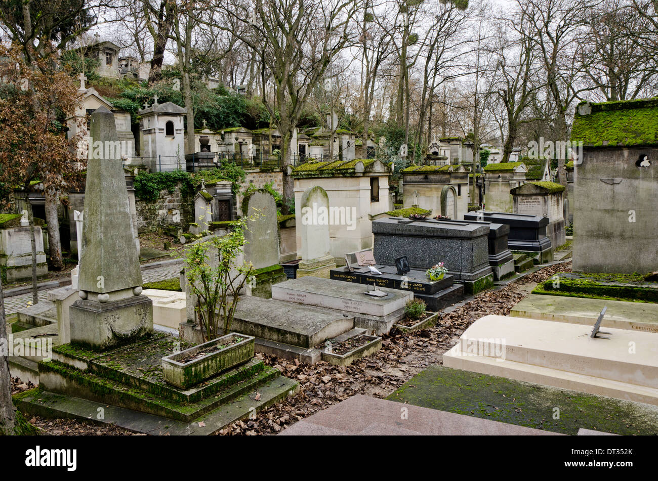 Graves and tombs of the Pere Lachaise, the largest Cemetery in Paris ...