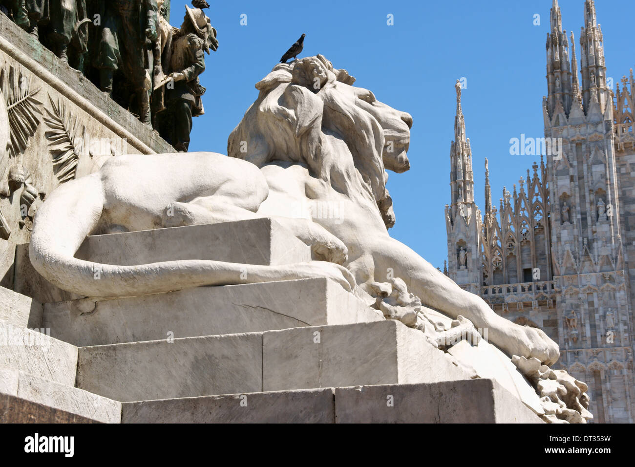Milan duomo statue hi-res stock photography and images - Alamy