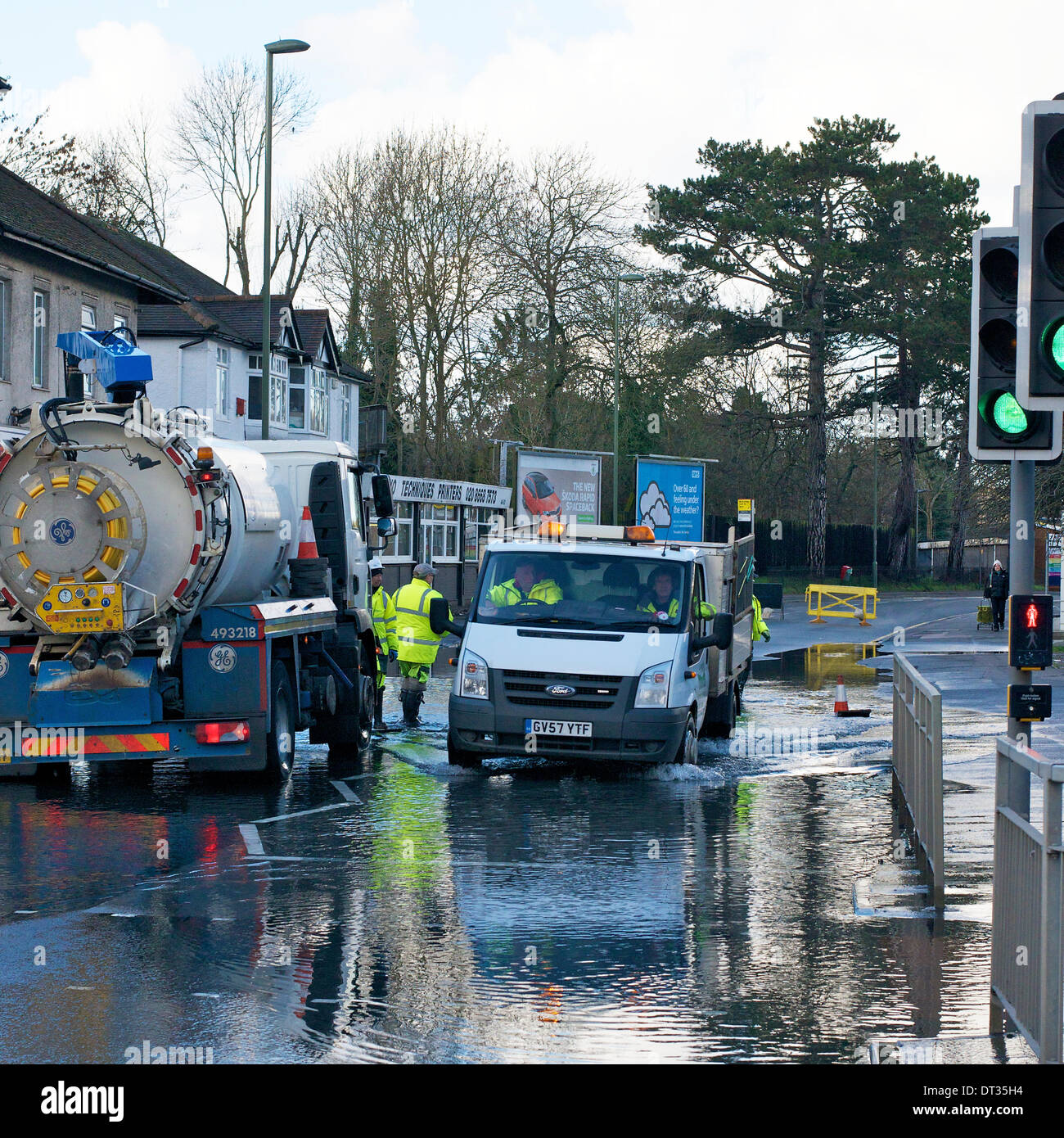 Flood floods workmen water hi-res stock photography and images - Alamy