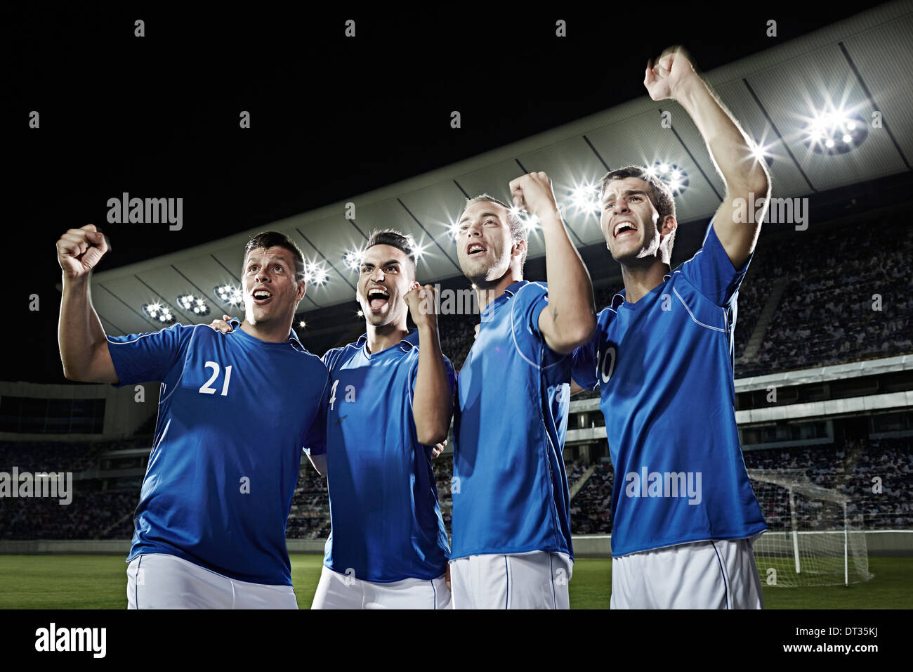 Cheering on team hi-res stock photography and images - Alamy