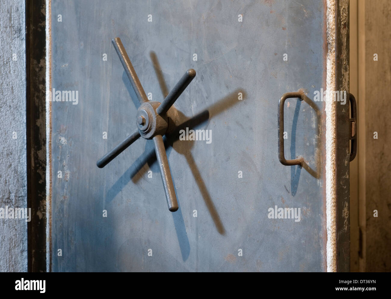 Heavy vault metal door Stock Photo - Alamy