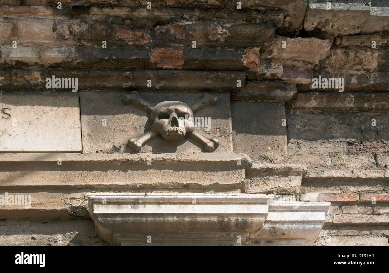 Ancient weathered stone skull and crossbones Stock Photo - Alamy