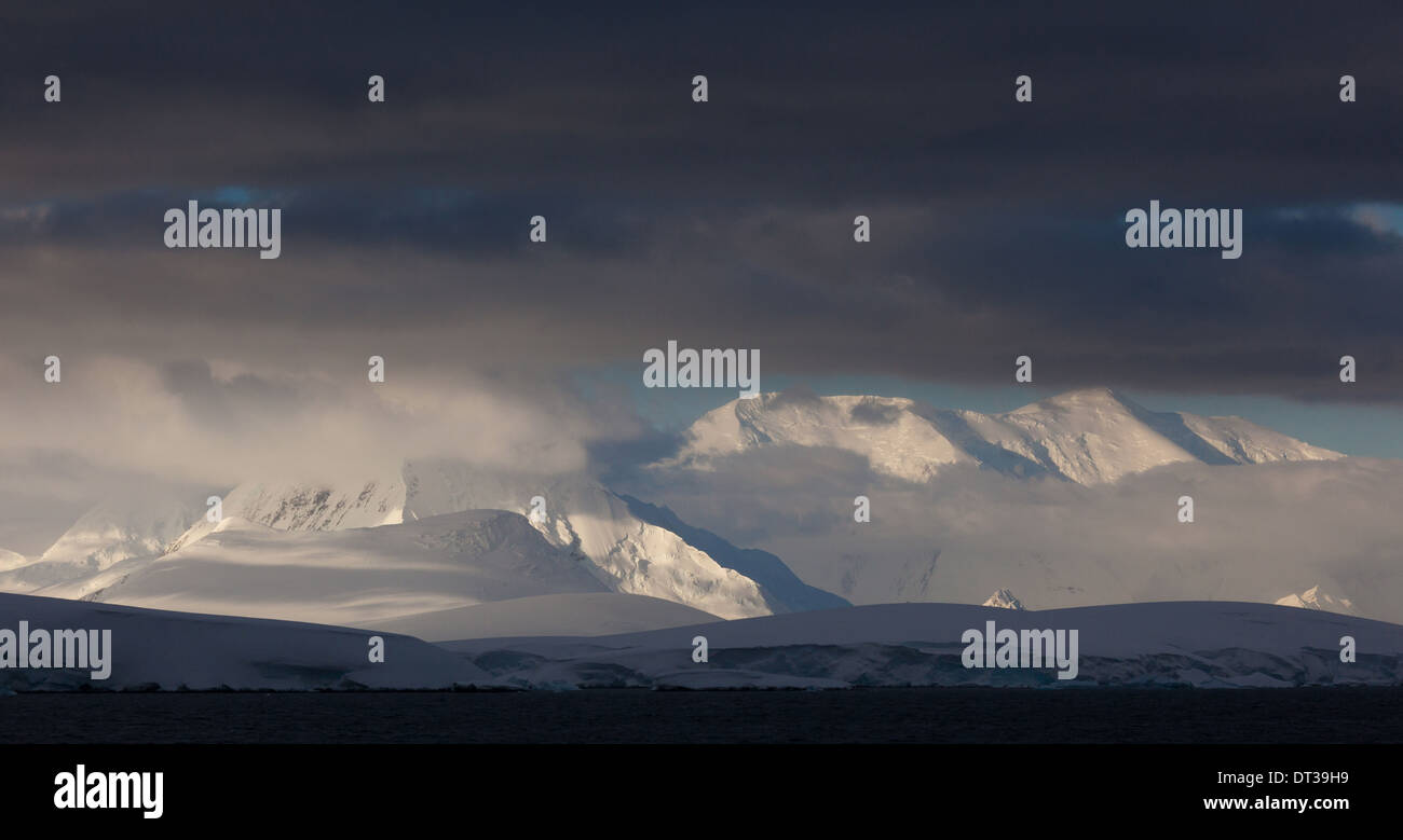 Ice covered mountains hi-res stock photography and images - Alamy