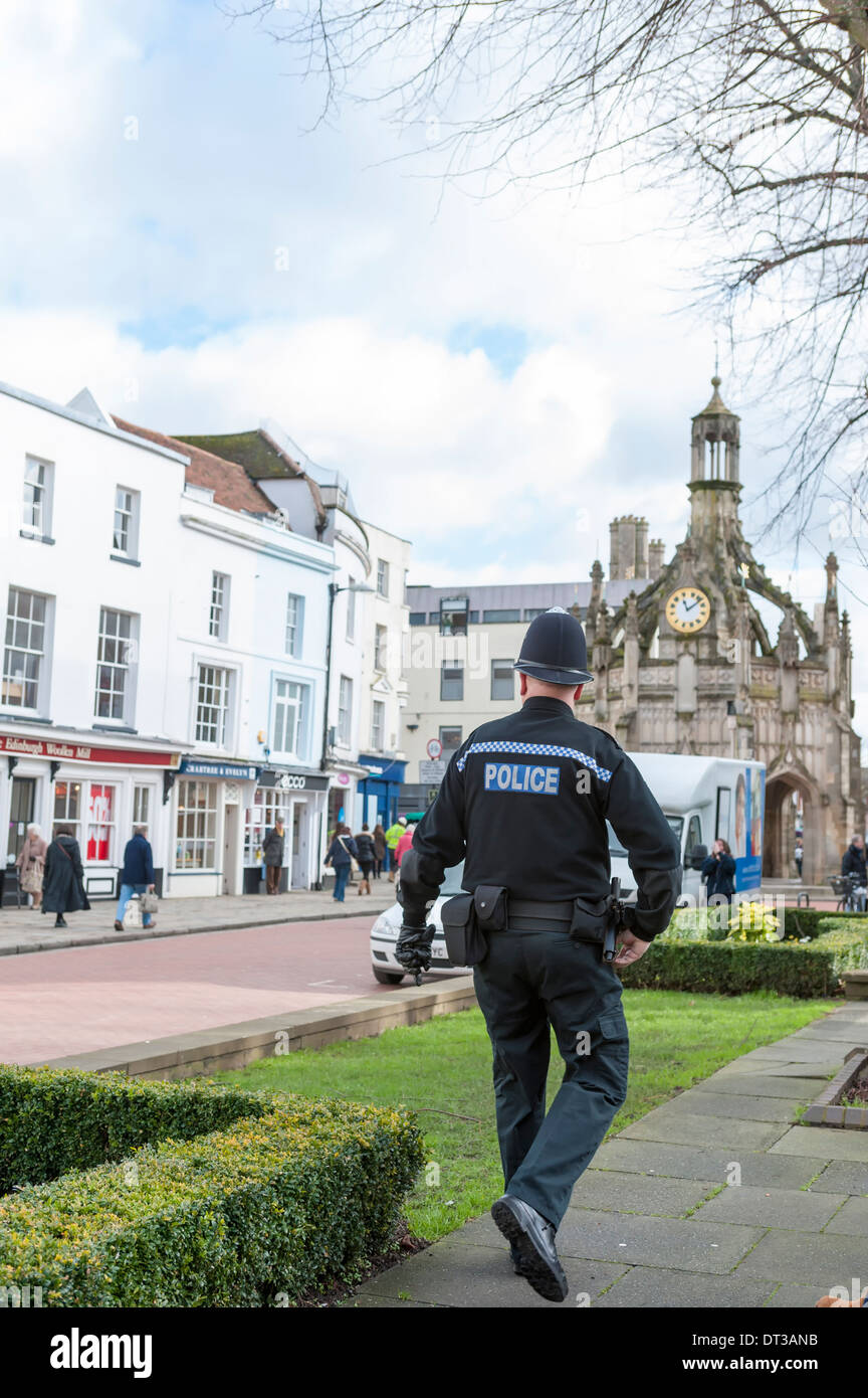Police officer walking uk hi-res stock photography and images - Alamy