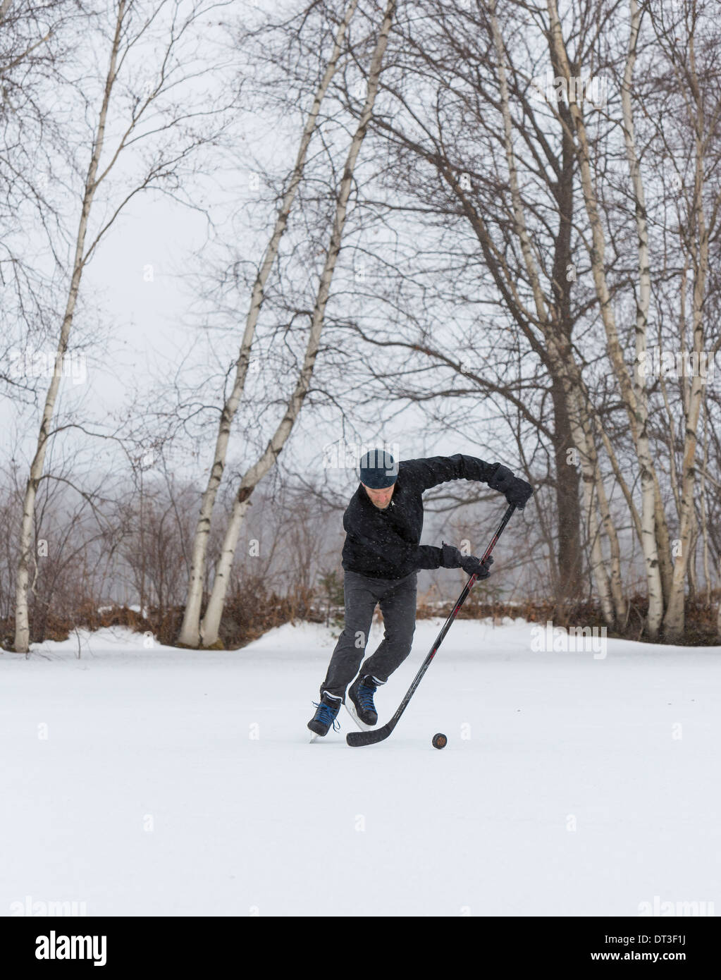 Pond hockey hi-res stock photography and images - Alamy