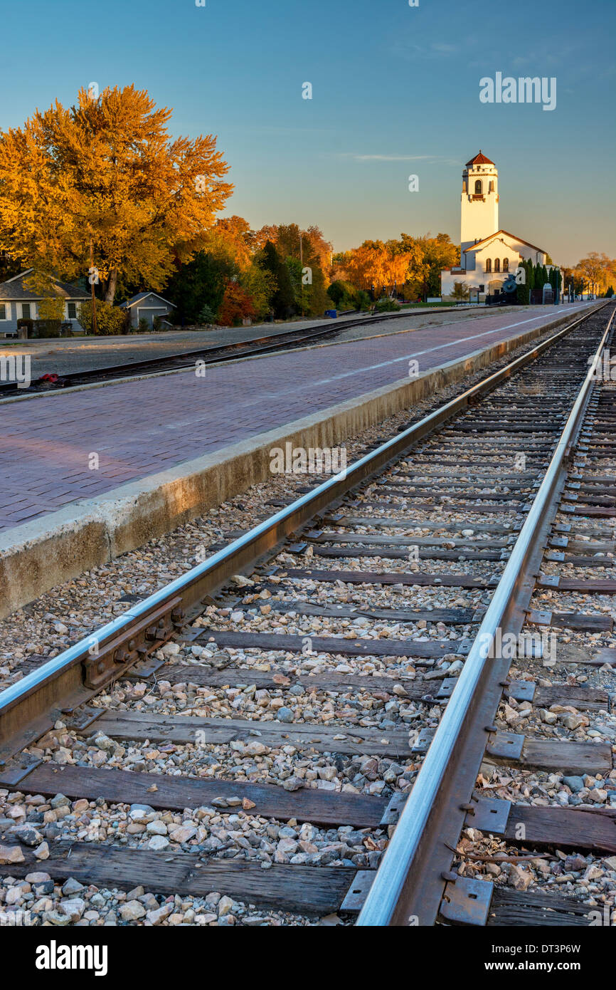 On railroad tracks hi-res stock photography and images - Alamy