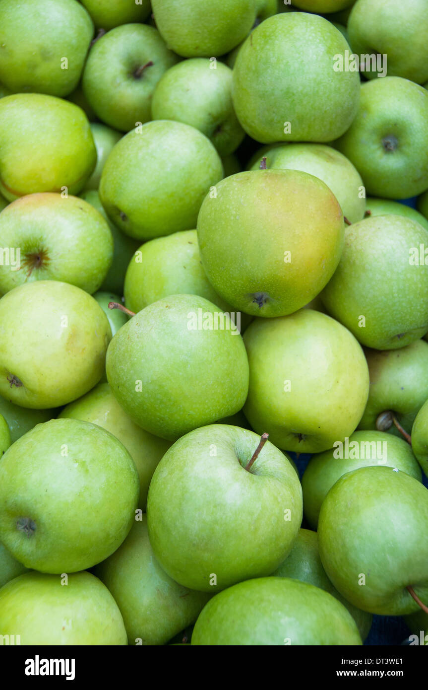 A heap of green apples Stock Photo - Alamy